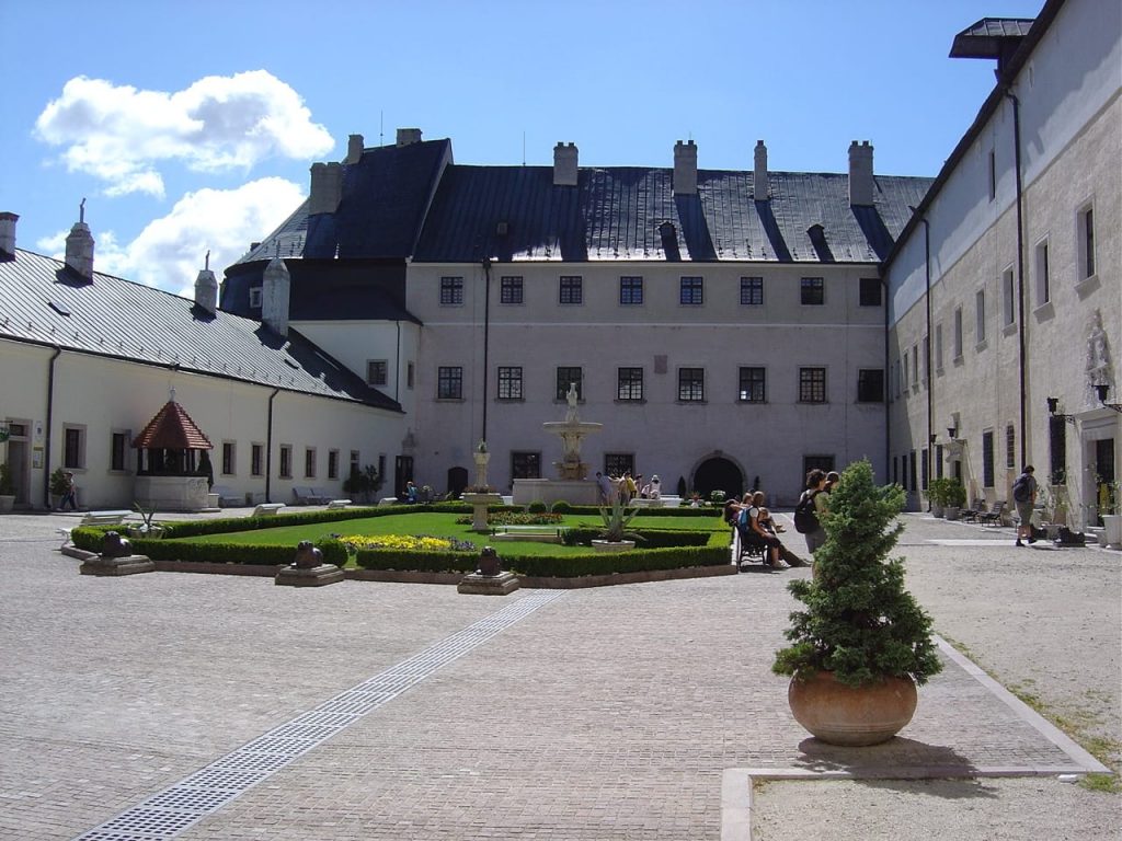 Červený kameň (Red Stone Castle) – slovakia.com
